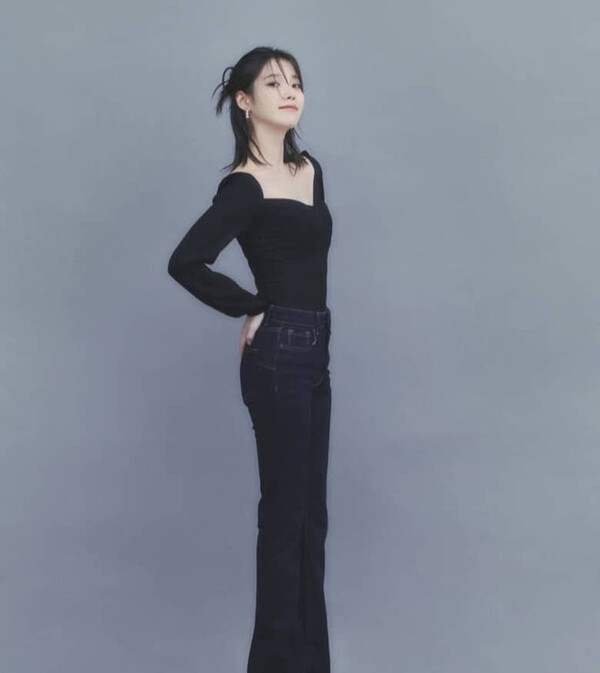 복근이 돋보이는 '사진' 아이유, 몸매의 비밀은 '이 운동'